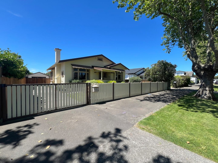 Chic 4 Bedroom City Home With Large Garden - Palmerston North