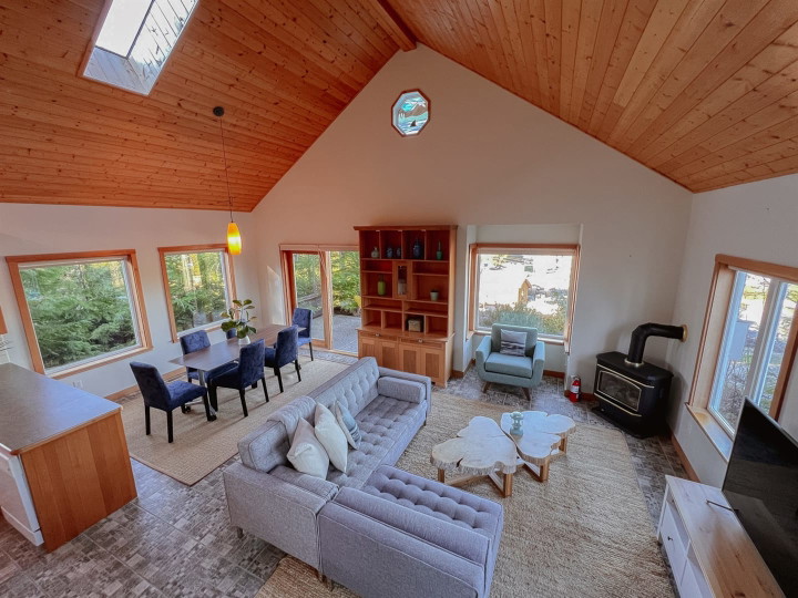 Hilltop Red House-marina, View, Downtown, Pet, Bbq - Tofino