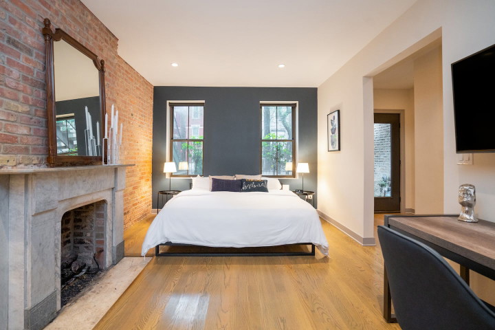 Private Hot Tub - King Bed Suite - Free Parking - Chicago, IL
