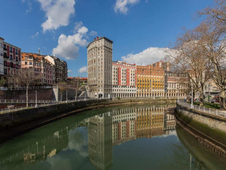 La Vieille Ville Au Bord De La Rivière Par Next Stop Bilbao - Bilbao