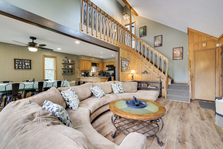 Peaceful Hot Tub, Game Room, Walk To Beach & Pool! - Albrightsville, PA
