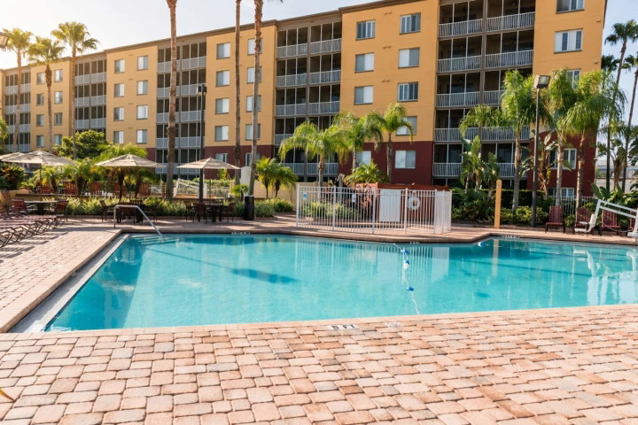 Orlando Theme Park Escape + Pool 2br Condo - Orlando, FL