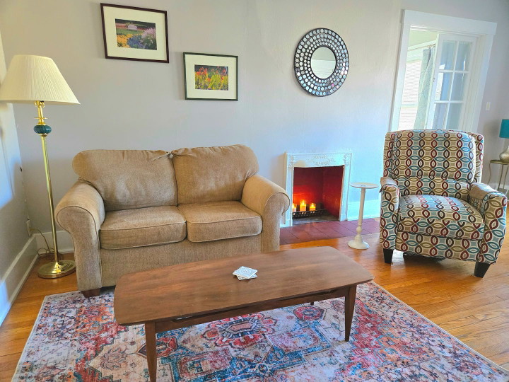 Charming Centrally Located Vintage 2bd Apt - Davenport, IA