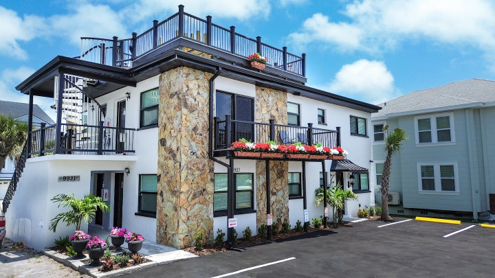 Treasure Island | Rooftop Deck & Beach Steps Away - St. Pete Beach, FL