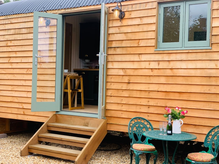 Cosy Shepherd Hut With Courtyard Garden - Ringwood