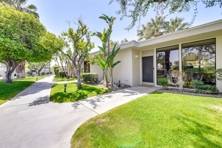 Chic Condo With Patio & Fire Pit - Palm Springs, CA