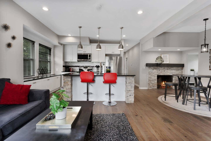 Spacious 5 Bedroom Duplex In Kansas City! 65/66 - Kansas City, MO