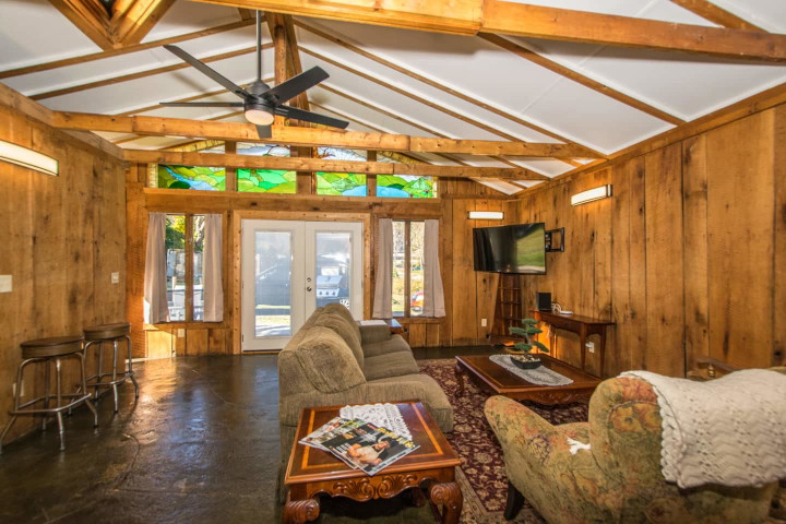 Artsy 2bdr Cottage W/ Free Tix | 5 Min To Main St - Hendersonville, NC