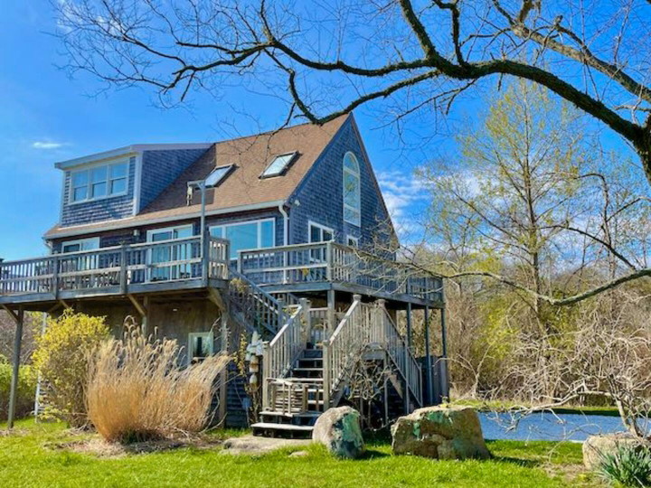 Aquinnah Waterview Cottage Walk To The Beach - Martha's Vineyard, MA