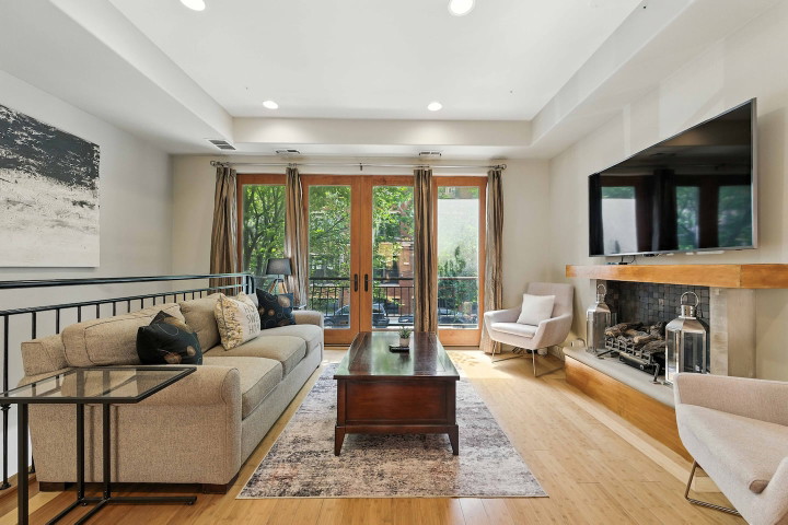 Spacious 3-bed West Loop Townhouse, 1 Car Garage - Chicago