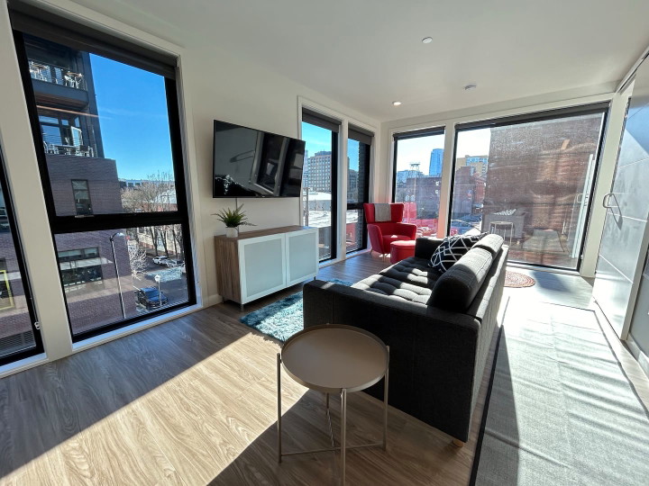Corner One Bedroom With Views! - Portland, OR