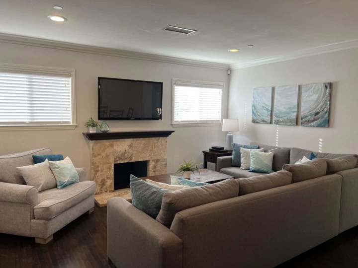 Gorgeous Pool Home: 2 Ensuites; .9 Mi Walk2disney - Santa Ana, CA