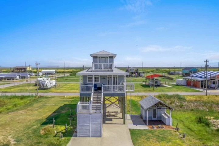 Peaceful Coastal Retreat With A Beachfront View - Holly Beach, Cameron