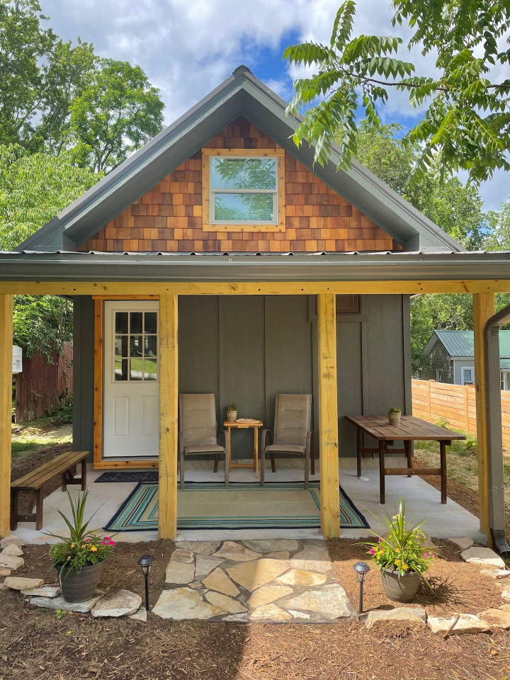 Cozy Cottage. Convenient Location. Fenced Yard. - Brevard, NC