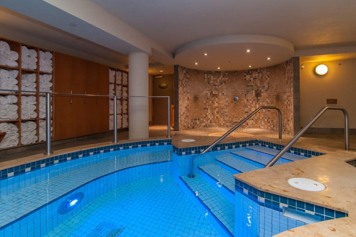 Banff Retreat W/ Balcony | Onsite Spa & Dining - Banff