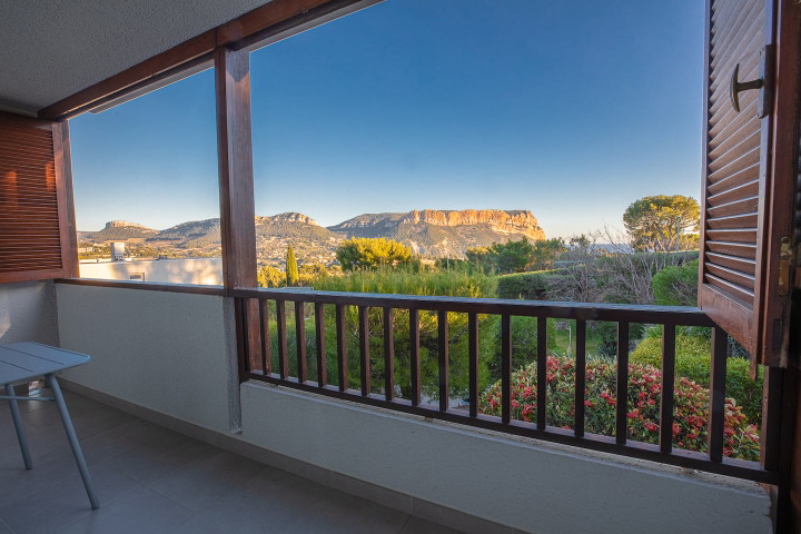 The Yellow Buddha - Cassis - Winkyhouse - Cassis
