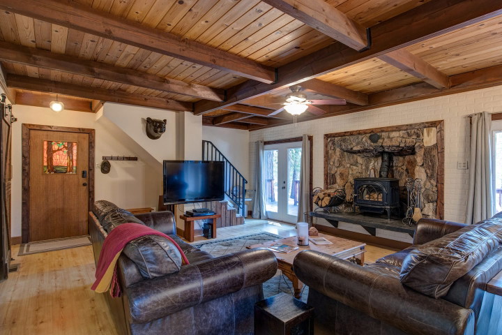 Cozy 4 Bedroom Cabin With Hot Tub - Arnold, CA