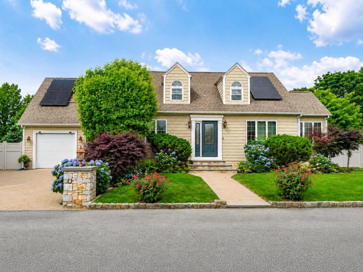 Coastal Warwick Getaway Near Beaches & Airport - Warwick, RI
