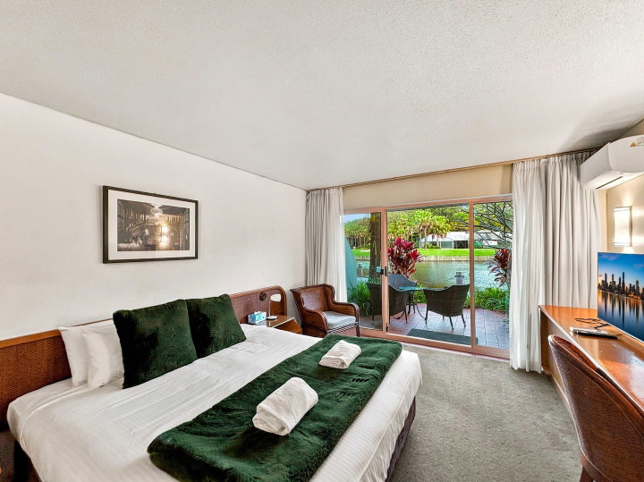Pacific Bay Studio - Lake Views, Steps To Beach - Coffs Harbour
