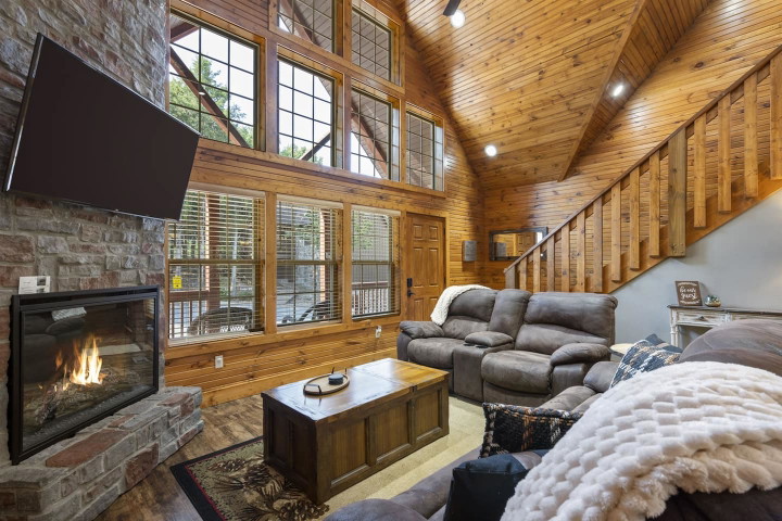 Close To Outdoor Pool, Jetted Tub, Rustic Lodge! - Branson, MO