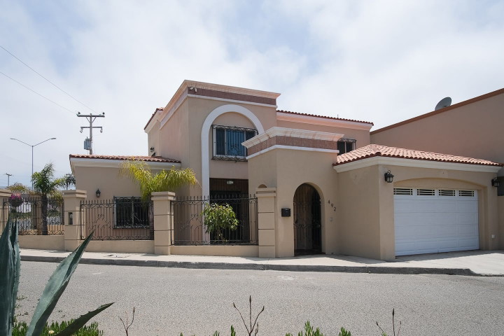 Beautiful 4-br Residential Home W/garage, New Ac - Ensenada
