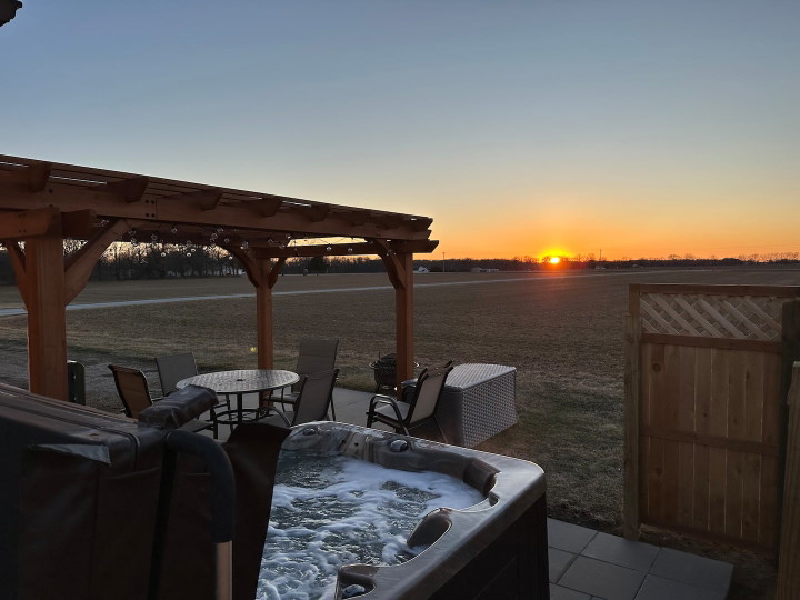 Prairieview Cottage Retreat - Hot Tub Sunsets - 伊利諾伊州