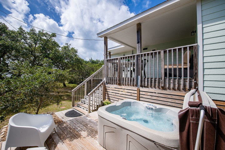 Pet Friendly Treehouse Getaway Hot Tub And Yard - Outer Banks, NC