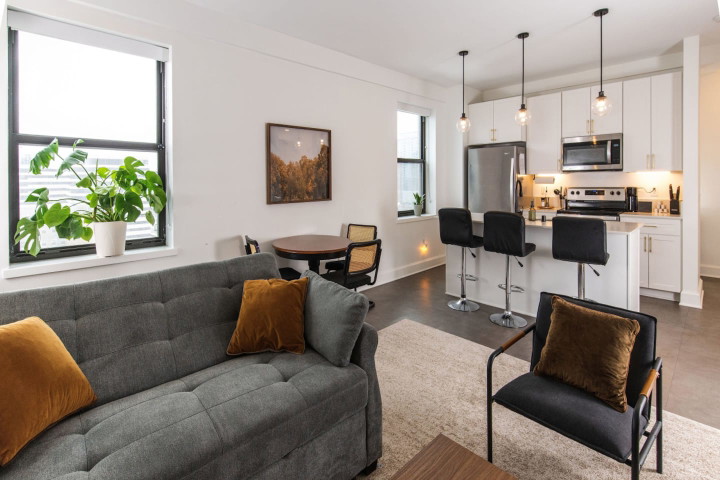 Luxe Downtown Apt W/ Parking, Gym, Pool · Sleeps 5 - Milwaukee
