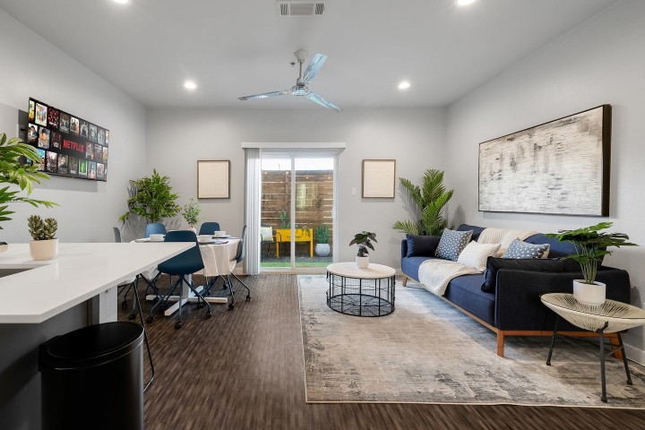 Luxury Dallas Stay + Large Private Yard! - Dallas, TX