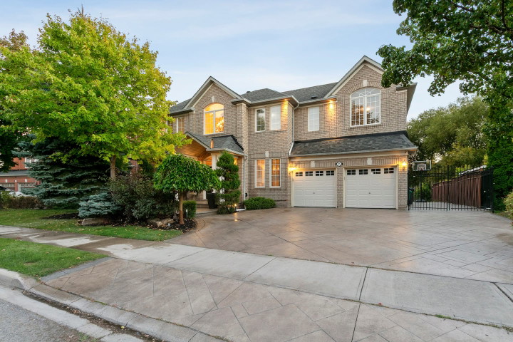 Luxury 5 + 1 Bedroom Home Located In Brampton - Brampton