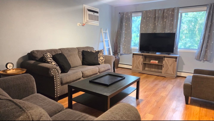 New! Lovely 3 Br Apt / Sleeps 8 / Prime Location! - Elmhurst