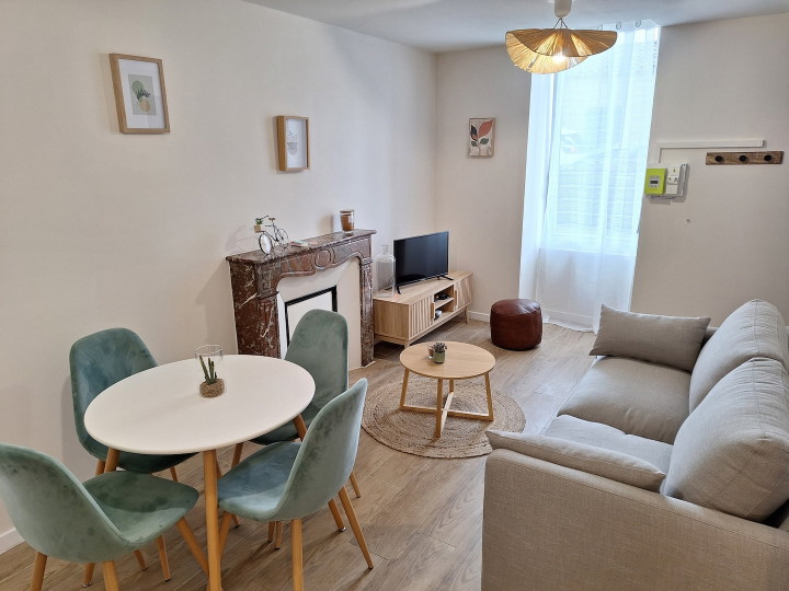 Appartement Centre-ville Avec Cour Privative - Malaucène