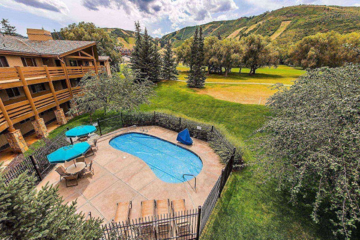 Tarifas Bajas De Verano! Unidad Del Primer Piso Con Vistas A La Piscina! ¡Rafting Gratis! No Se Necesitan Autos, 150 Yardas Hasta El Autobús Y El Esquí - Park City, UT