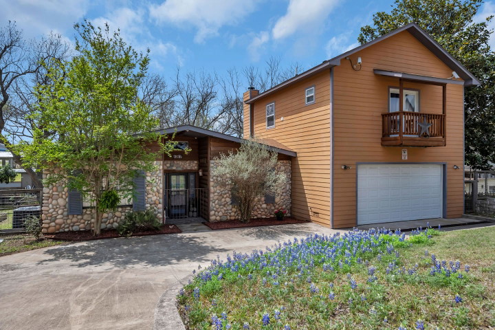 Lakeside Rock House On Lake Lbj! - Kingsland, TX