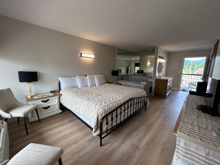 King-whirlpool Tub And River Balcony In City - 302 - Pigeon Forge, TN
