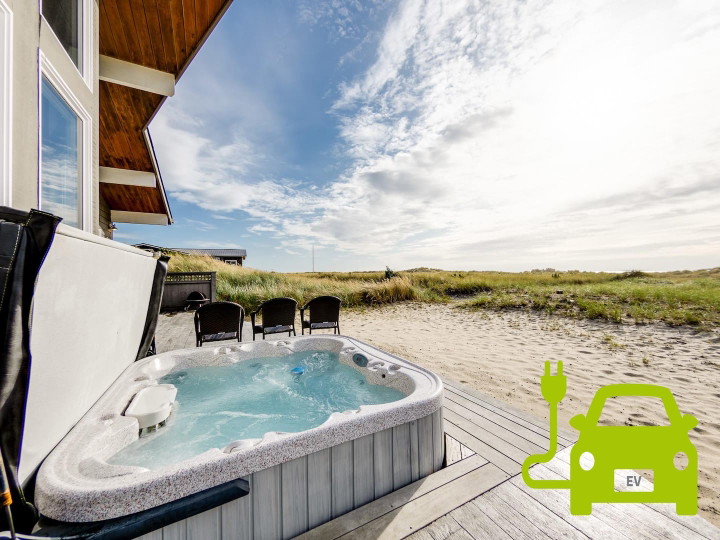 Oceanfront Retreat With Hot Tub + Chefs Kitchen - Manzanita, OR