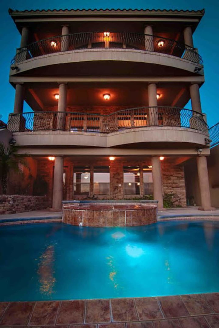 Riverfront Luxury Mansion, Private Pool & Spa - Bullhead City, AZ