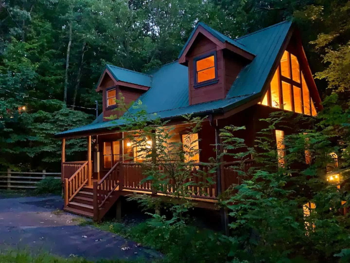 Smoky Mtn Family Cabin With Hot Tub & Game Room - Gatlinburg, TN