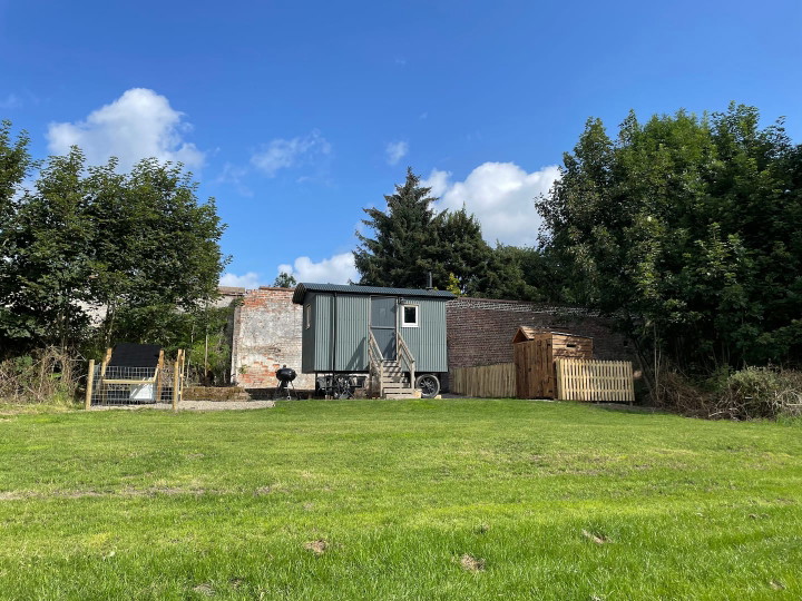 Single Shepherds Hut In Private Walled Gardens - Bridgnorth