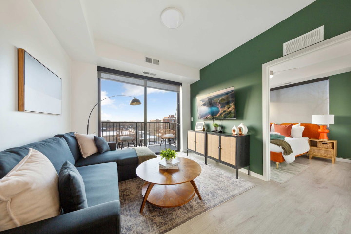 Uptown Penthouse-floor Apt | Queen Bed | Rooftop - Minneapolis, MN