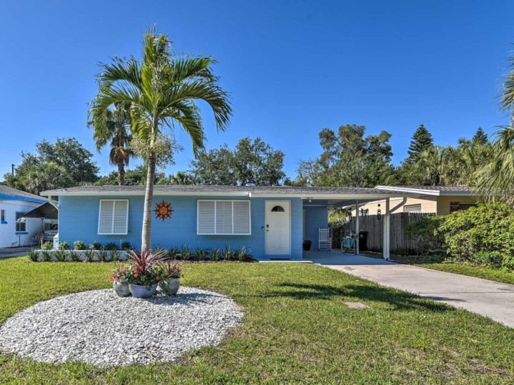 Rita's Cottage By The Beach - Steps To Ocean! - Indian Rocks Beach, FL