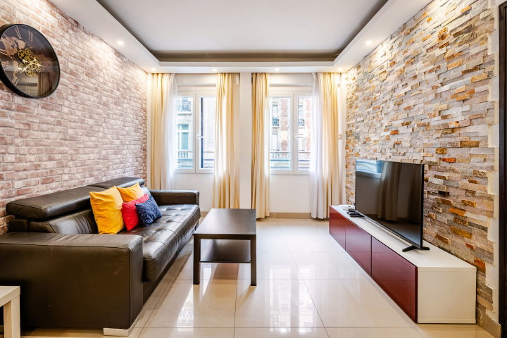 Chic 2 Bedroom Apartment Steps From Champs Elysees - Paryż