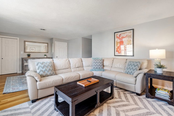New Waltham Top Floor Spotless 3 Bed Condo - Waltham, MA