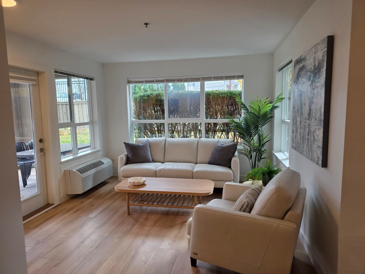 Two Bedroom Downtown Condo By Beach With Pool - Kelowna