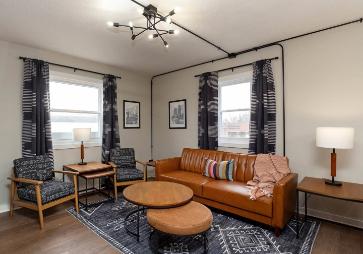 Downtown Valley Junction/coffee Shops/bars/laundry - West Des Moines, IA