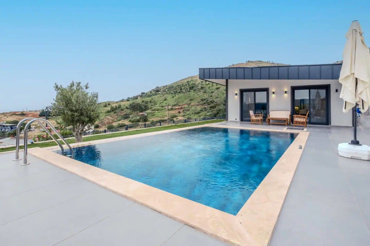 Deniz Manzaralı, Havuzlu Villa - İzmir