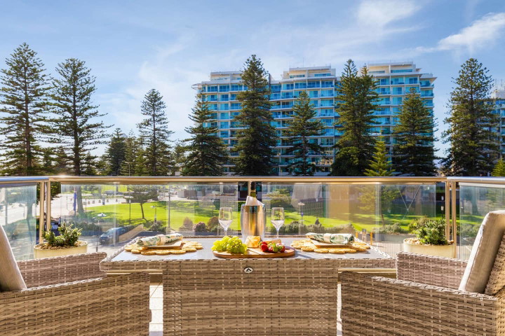 Beachside Luxury-free Parking-xl Balcony Living - Glenelg