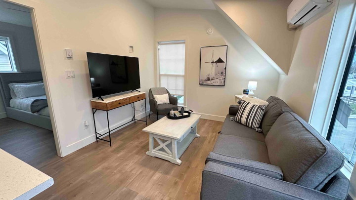 Carriage Home Living- 1 Bdrm Bright Coach House! - Chilliwack