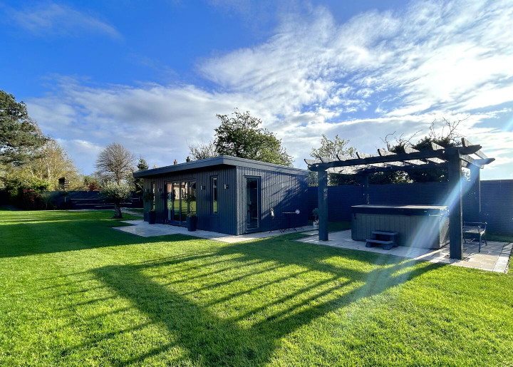 Hot Tub Countryside Cabin - Warwickshire