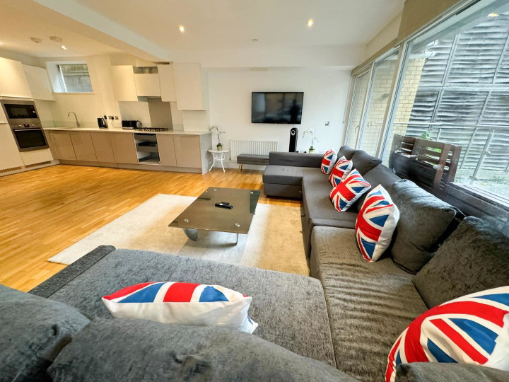 Large Flat Next To London Bridge / F1 - Londres